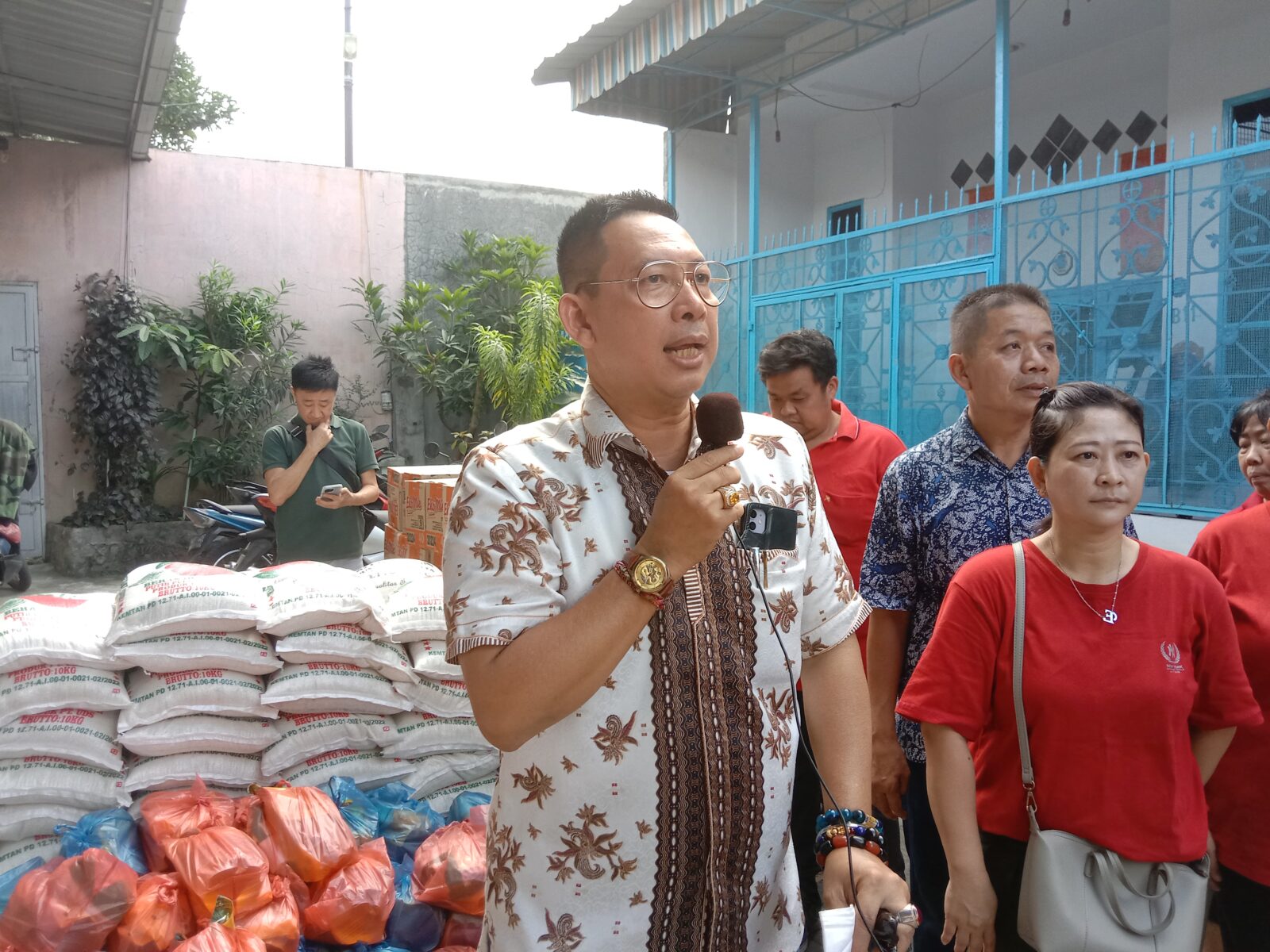 Jelang Imlek, Wong Chun Sen dan Djohnpao bagikan 150 Paket Sembako ...