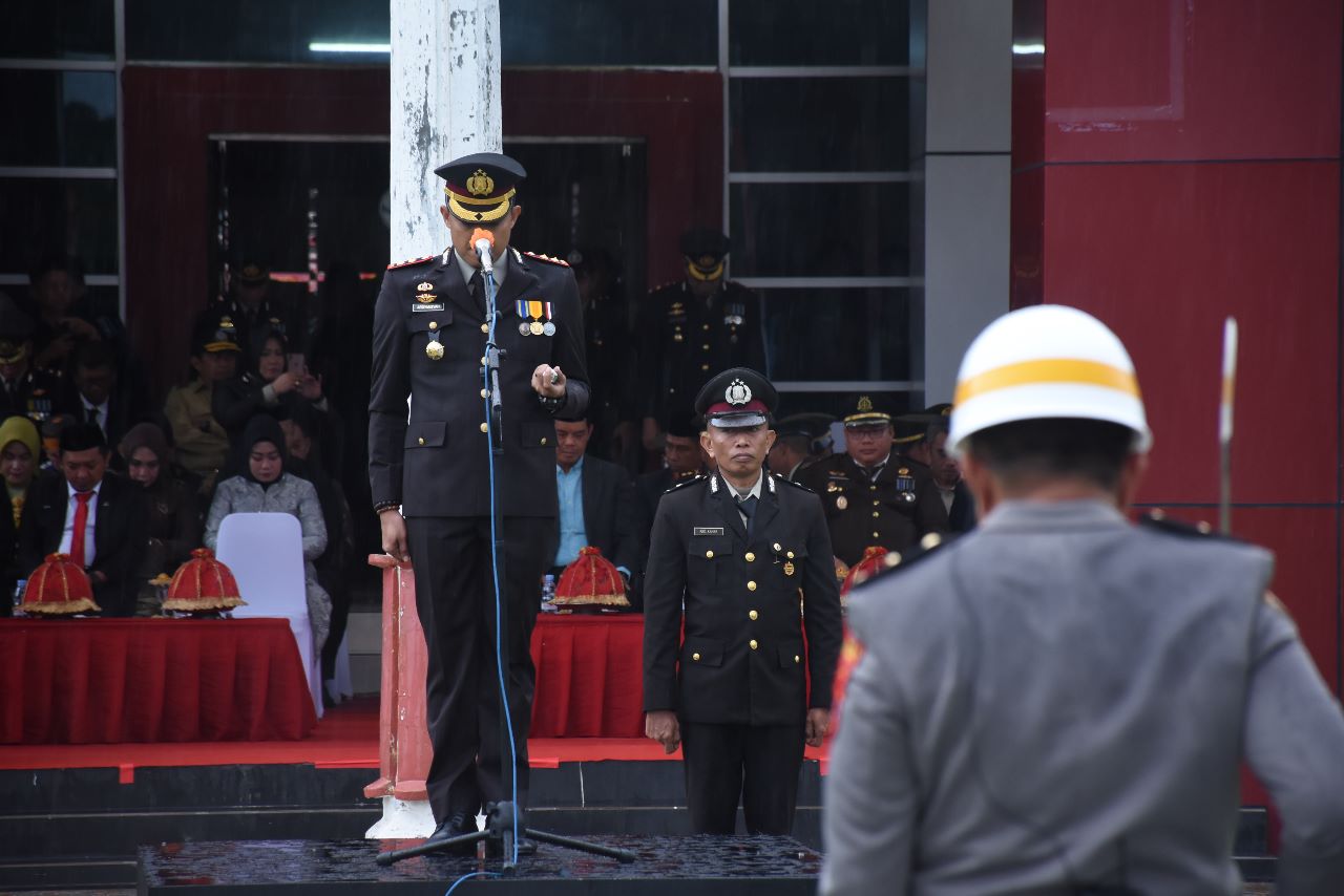 Meski Diguyur Hujan, Upacara Hari Jadi Bhayangkara Ke-77 Berjalan Lancar - Delinewstv