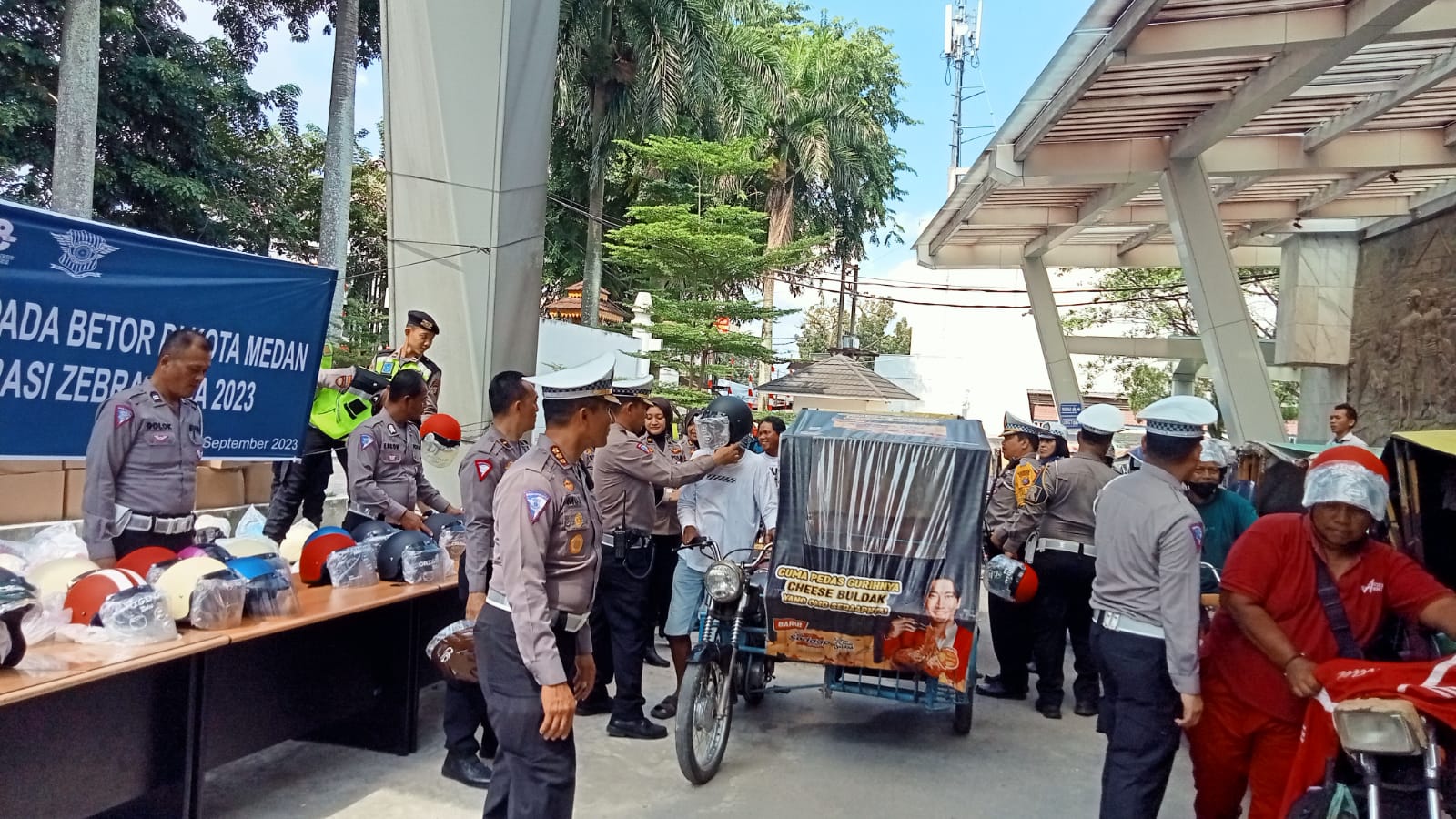 Ditlantas Polda Sumut Bagikan 200 Helm SNI ke Abang Betor - Delinewstv