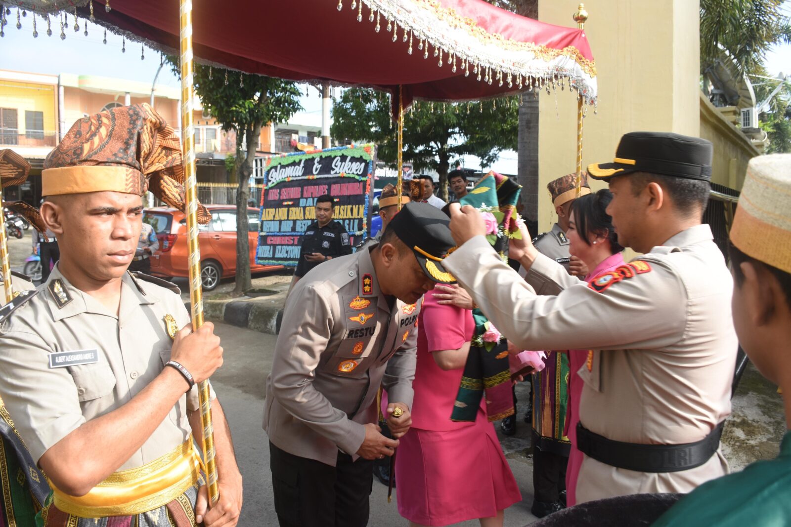 Tradisi Pedang Pora, Pengalungan Lipa Lotong, Anggaru Hingga Tari Pa'duppa Sambut Kedatangan ...